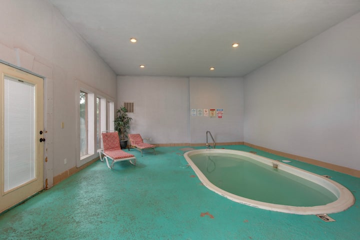 *Luxurious 6bd Lodge W/ Pool! Fireplace + Views* - Pigeon Forge, TN