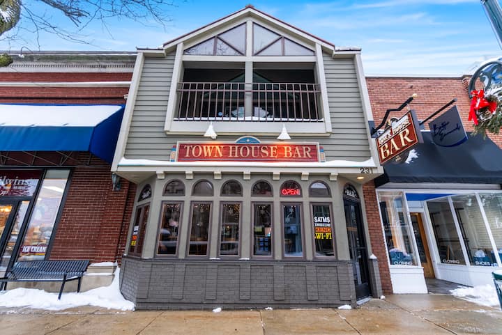 Downtown Charlevoix Balcony Loft | Walk To Dining, - Charlevoix, MI