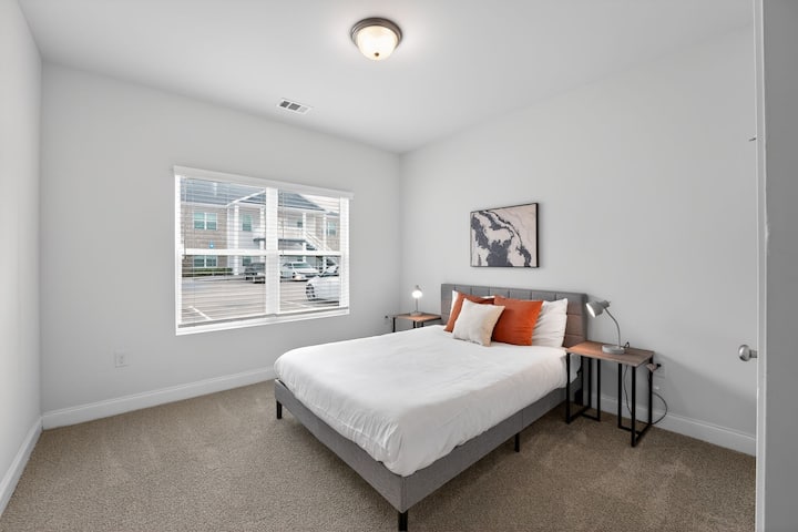 Stylish Apartment With Open Living Space - Savannah, GA
