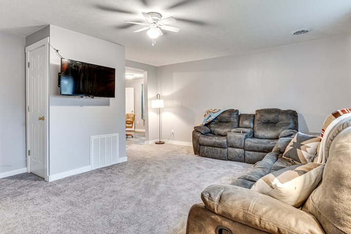 Pets Welcome! Quiet Economy Home W/ Spacious Yard - Hagerstown, IN