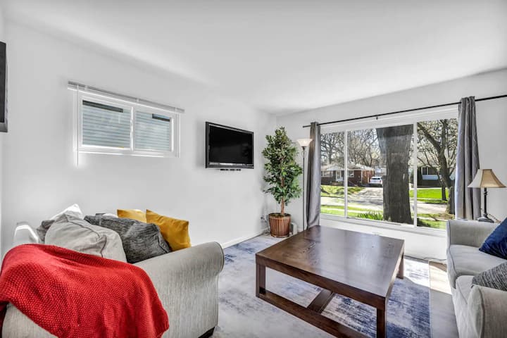 Modern Falls Retreat: Newly Renovated 3br Gem - Cuyahoga Falls, OH