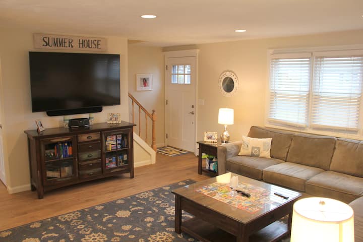 4 Bedroom Eastward Look Escape! - Narragansett, RI