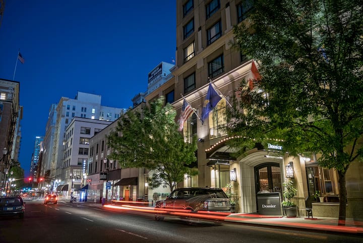 Downtown Portland + On Site Dining & Bike Rentals - Portland, OR