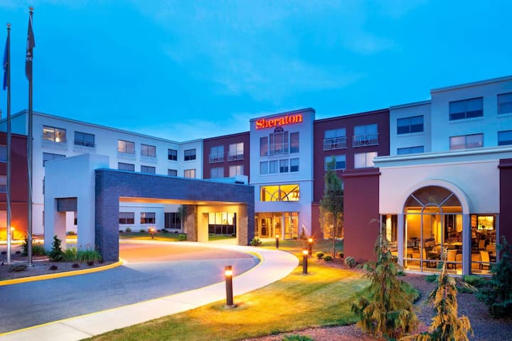 Near Wesleyan | Free Parking + On-site Dining - Cromwell, CT