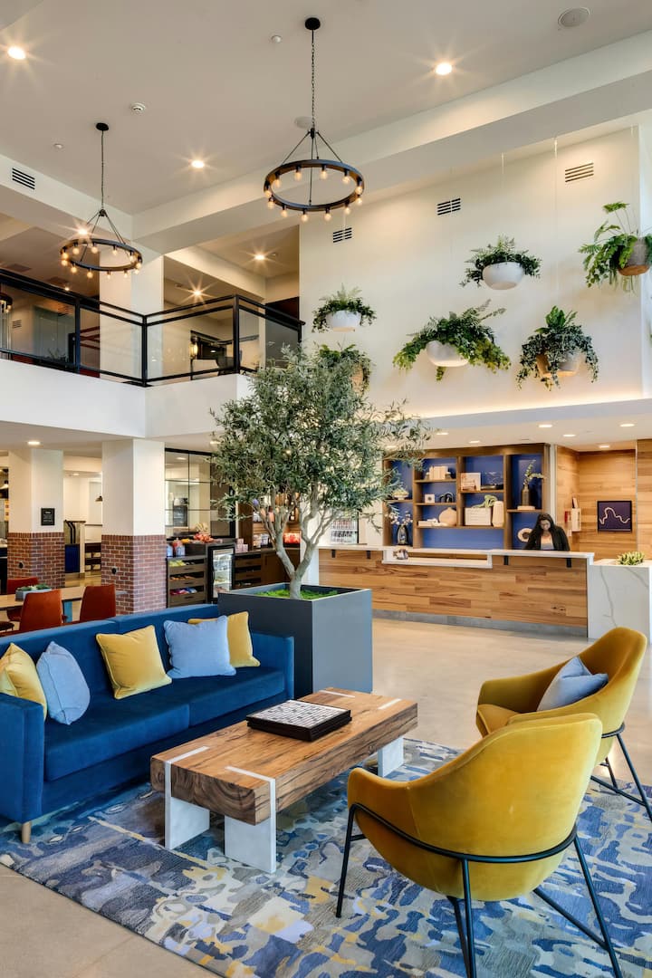 Beautiful Courtyard And Outdoor Pool & Hot Tub - Rialto, CA