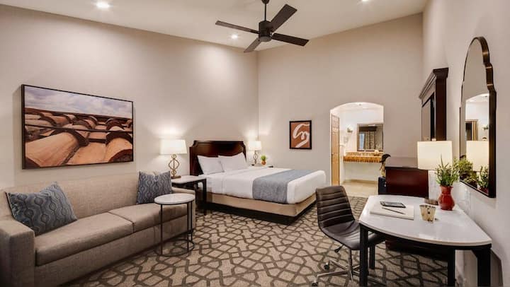 King Exterior Room, Plus Outdoor Pool & Hot Tub - Redlands, CA