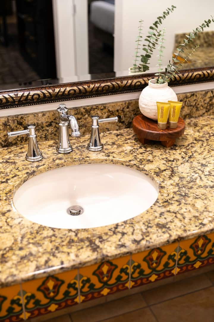 Interior King Room Facing The Pool Area - Redlands, CA