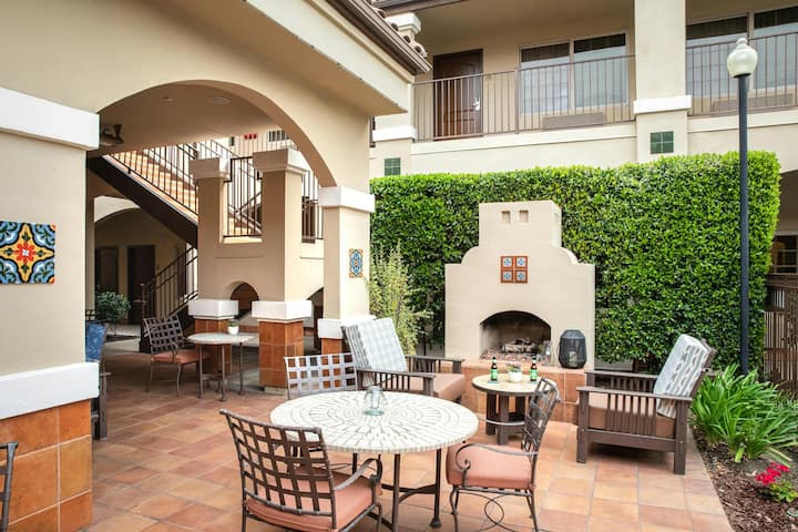 Interior 2-queen Room Overlooking The Outdoor Pool - Redlands, CA