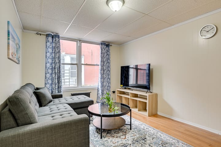 Easy Train Access! Quiet New York Commuter Apt - Queens, NY