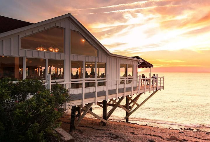 Steps To The Sound | Free Breakfast. Pool. Bar. - The Hamptons, NY