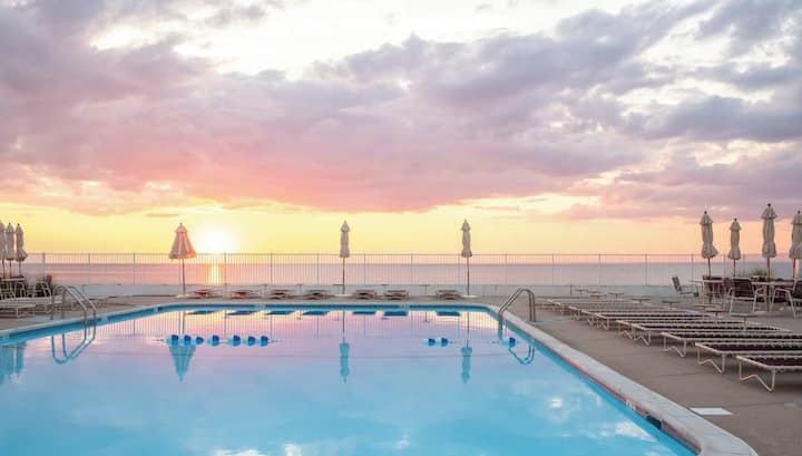 Direct Beach Access | Free Breakfast. Pool. Bar. - Greenport, NY