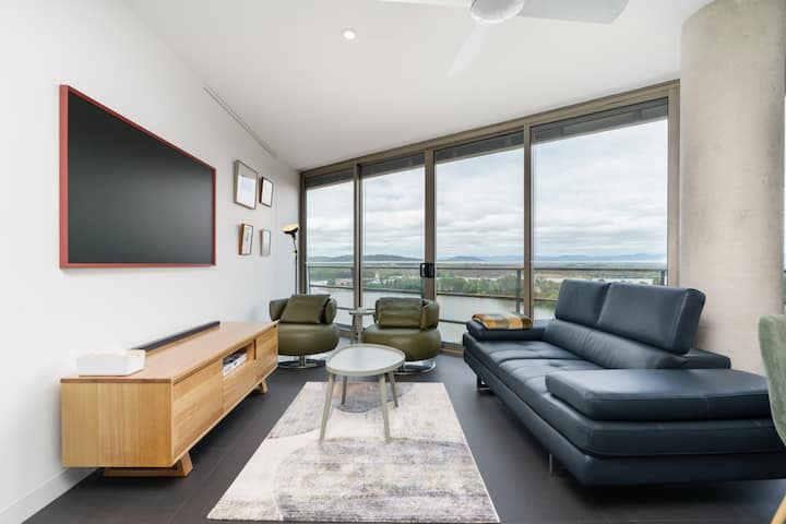 Stylish Top-floor Apt With Lake And Mountain Views - Belconnen
