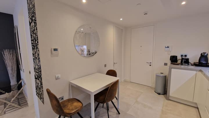 Dream Studio Getaway With Pool - Gibraltar