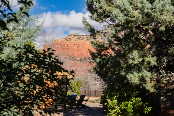 Walkable Uptown Sedona Retreat With Red Rock Views - Sedona, AZ