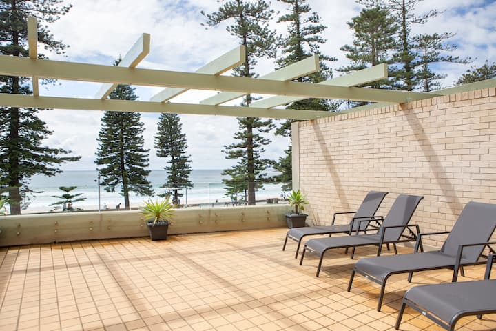 Manly Beachfront Apartment With Balcony & Parking - Manly