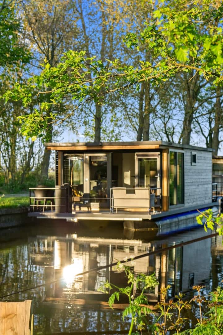 Houseboat Bij Leeuwarden. Natuur En 11stedenwater - Leeuwarden