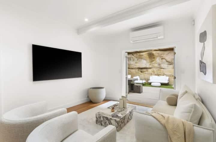 Parkside Home With Private Courtyard & Parking - Bondi Beach