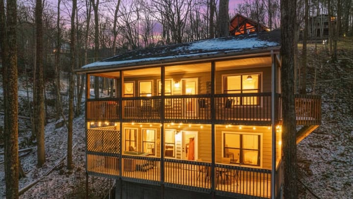 Locklyn's Loft | Views, Hot Tub, Game Room & More! - Gatlinburg, TN