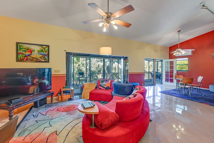 Tropical Vibes! Riverfront Bonita Springs Hideaway - Bonita Springs, FL