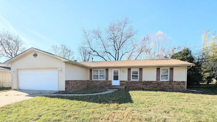 Family/pet-friendly Ranch Remote Work Near Uiuc - Urbana, IL