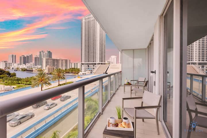 Beautiful Apt W/ Balcony+ Amazing Pool+ Near Beach - Aventura, FL