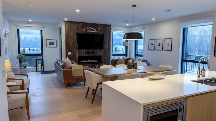 The Landing - 4 Bedroom Townhome | Private Hot Tub - Revelstoke