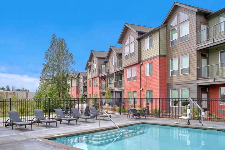 Landing | Stylish 2bd, Pool, Gym - Marysville, WA