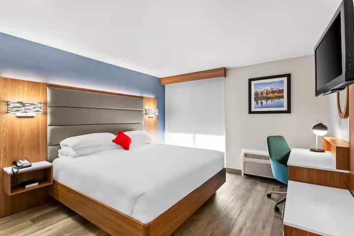Deluxe King Mini Suite Stylish Room Ideal For Work - Cheyenne, WY