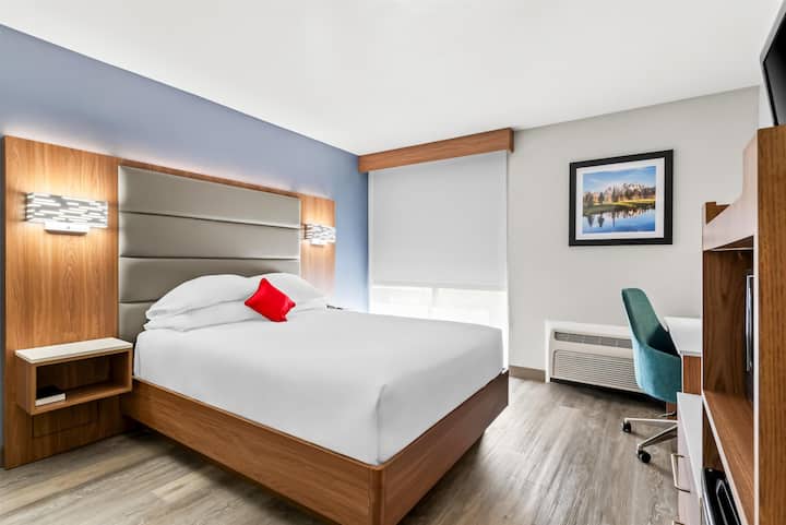 Tranquil Retreat W/ Deluxe Queen & Free Breakfast - Cheyenne, WY