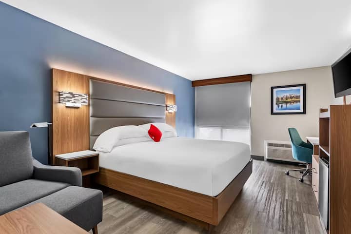 Modern Space Deluxe King Bed Near Cheyenne Railway - Cheyenne, WY