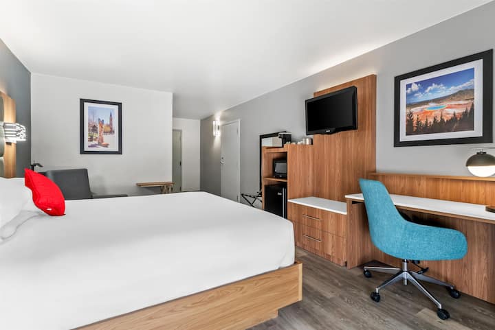 Deluxe One Queen Bed Pet Friendly W/ Free Parking - Cheyenne, WY
