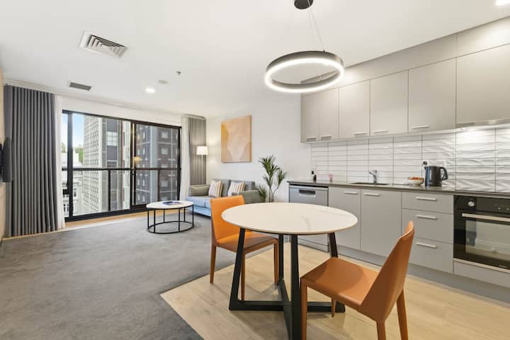 Modern Cityscape Abode With Aircon, Pool & Gym - Auckland