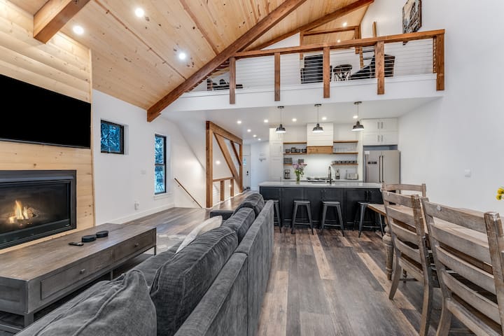 Modern Ski In/ski Out House W/hot Tub - Whitefish, MT