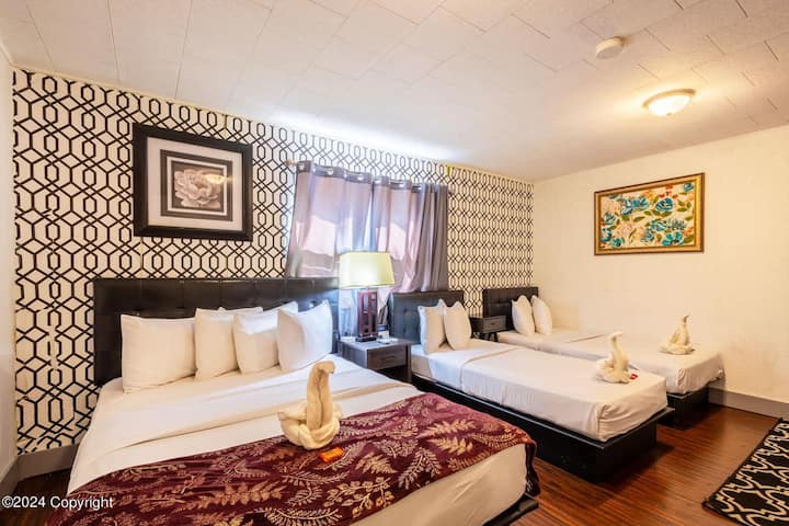 Arrowhead Motel Family Room At Sundance - Sundance, WY