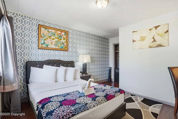 Boutique Queen Room | Smart Entry | Arrowhead Mote - Sundance, WY