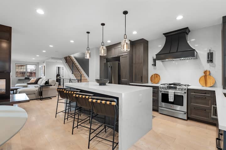 Luxury Home, 0.7 Miles From Mile High! Sleeps 10 - 덴버