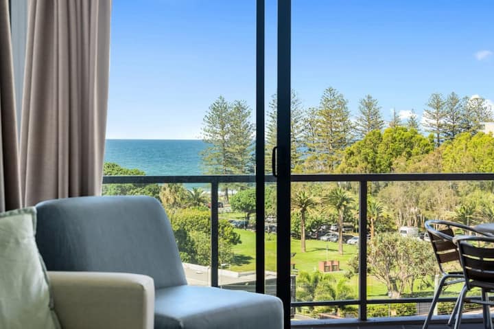 Waves & Views Coastal Retreat - Gold Coast
