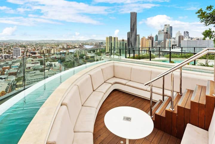 Valley Getaway - Rooftop Pool - Parking - Sleeps 6 - Spring Hill