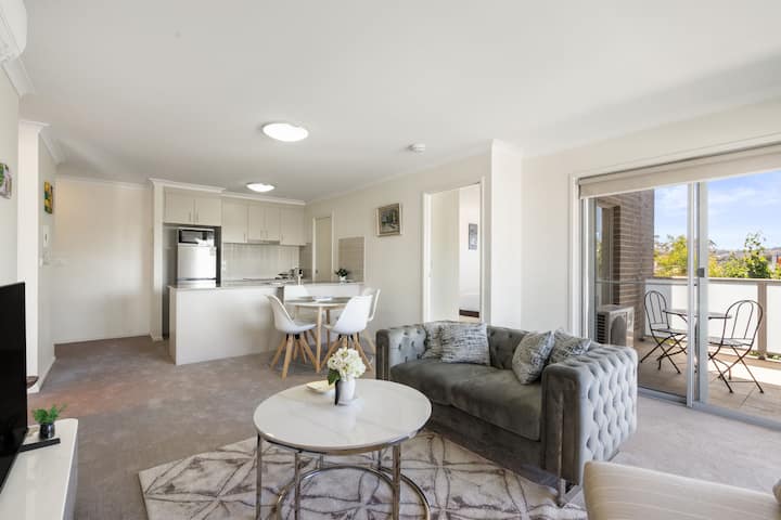 Relaxed 2br, 2bth Apartment With Balcony & Parking - Canberra
