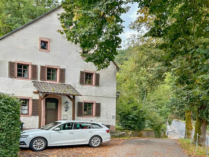 Jolie Maison Au Pied Des Ruines D'un Château - Daun