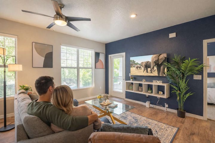 Light Rail Access Pool, Gym, Balcony, Parking - Phoenix