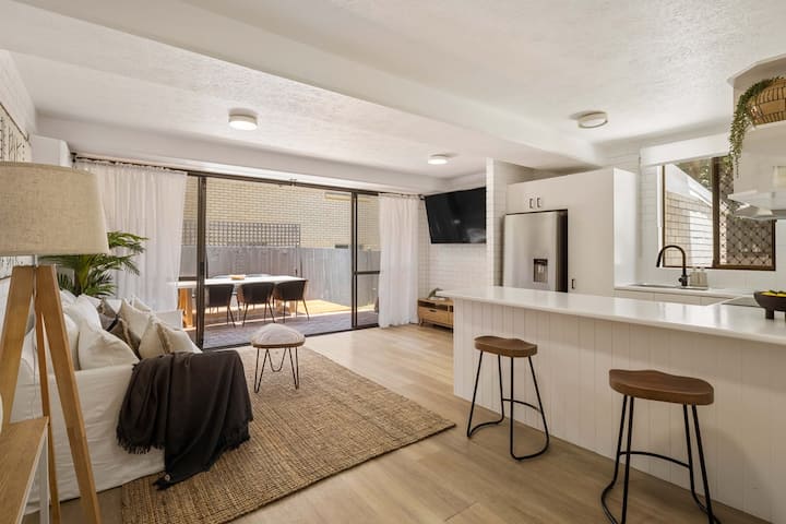 Markwell Surf · Courtyard Stay Steps From Beach - Surfers Paradise