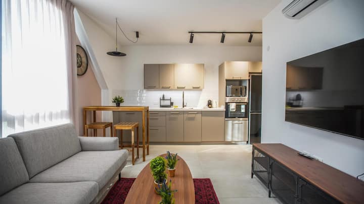 (Safe Room Inside) Stylish City Retreat - By Vacay - Tel Aviv-Jaffa
