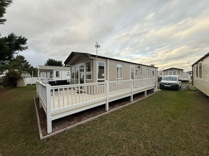 Caravan With Wrap-around Decking Ref 22044g - Great Yarmouth