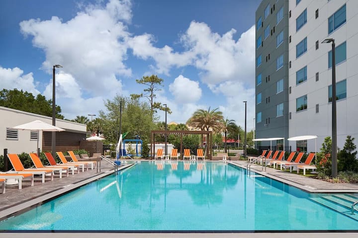Aloft Orlando Intl Drive | King | Steps To Parks - Orlando, FL