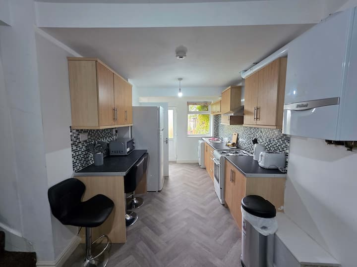 Prefect Contractors 3bed House With Street Parking - Sherwood Forest