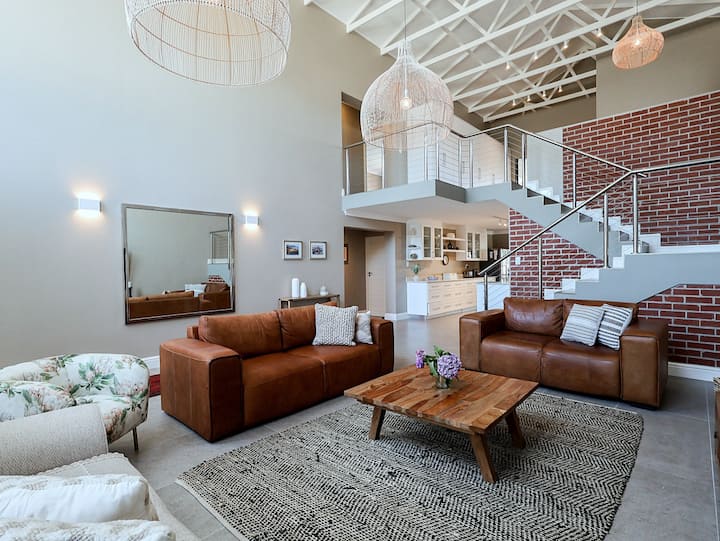 Skuinsklip | Elegant Coastal Retreat |  Sea View - Kleinmond