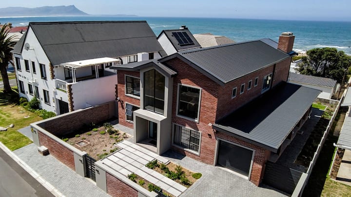 Skuinsklip | Elegant Coastal Retreat |  Sea View - Kleinmond