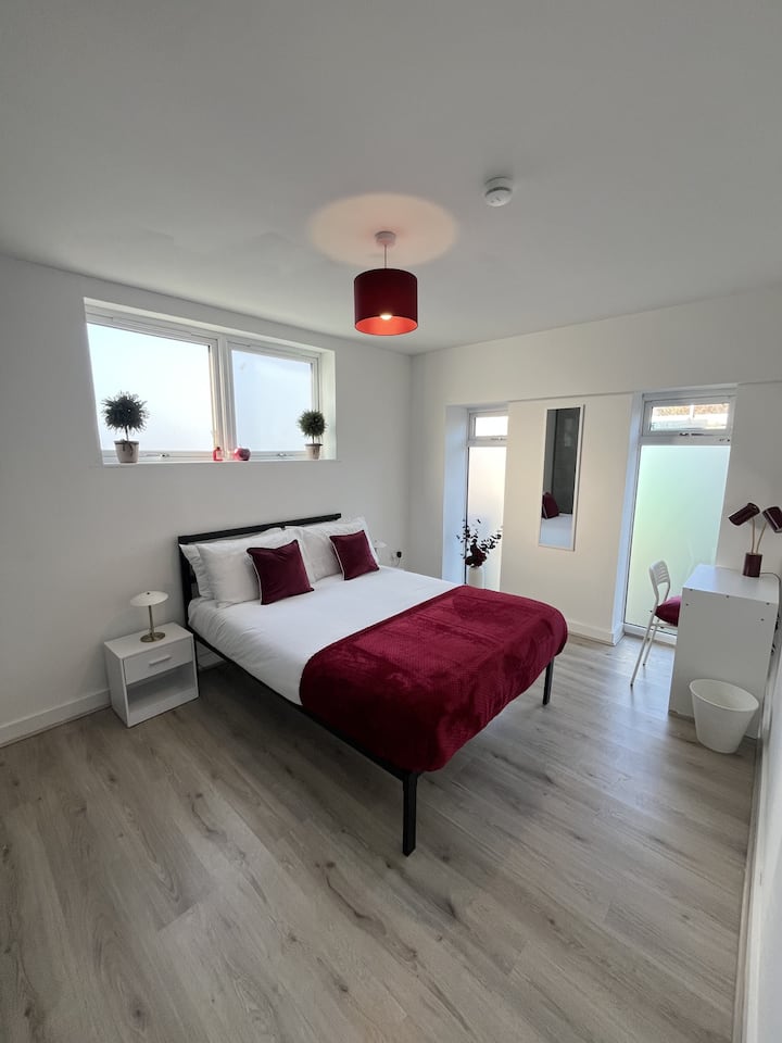 2 Bed Heathrow Stay | Direct To Waterloo | Parking - Staines-upon-Thames