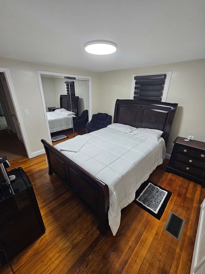 1st Flr Queen Bed Room With Shared Bathroom - Boston, MA